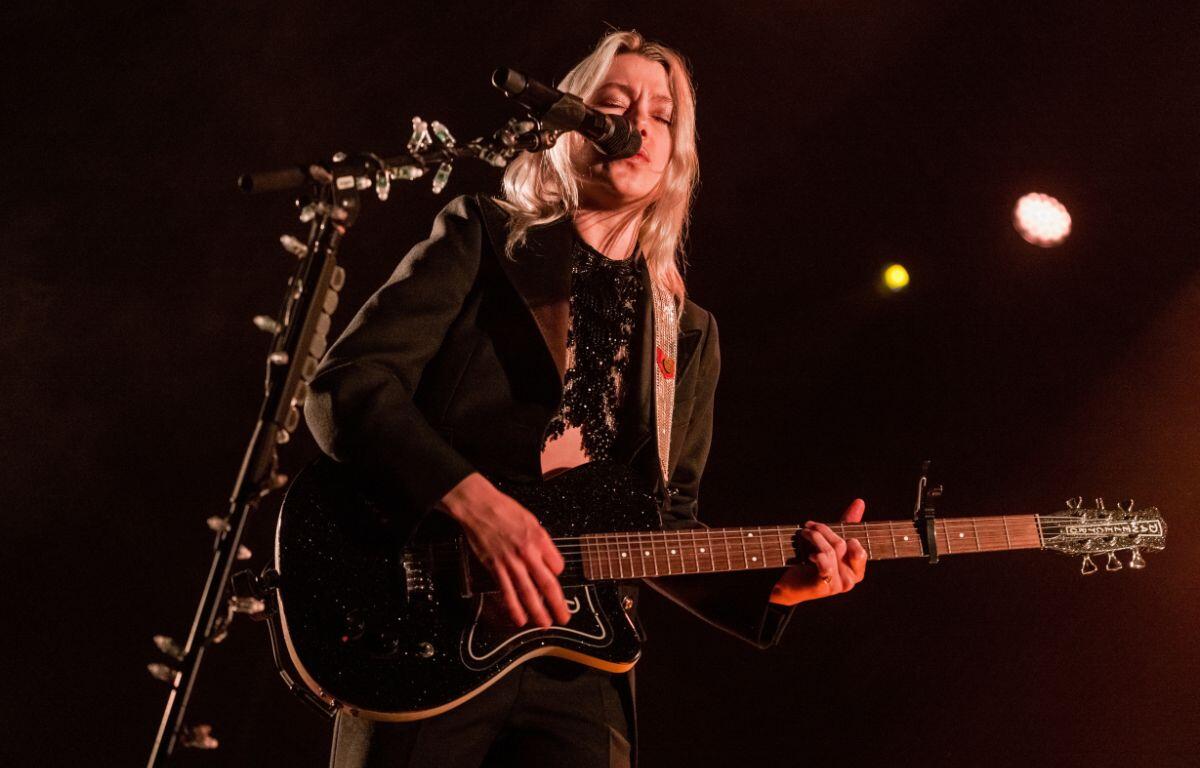 Phoebe Bridgers surprise show sparks massive fan rush in Champaign ...
